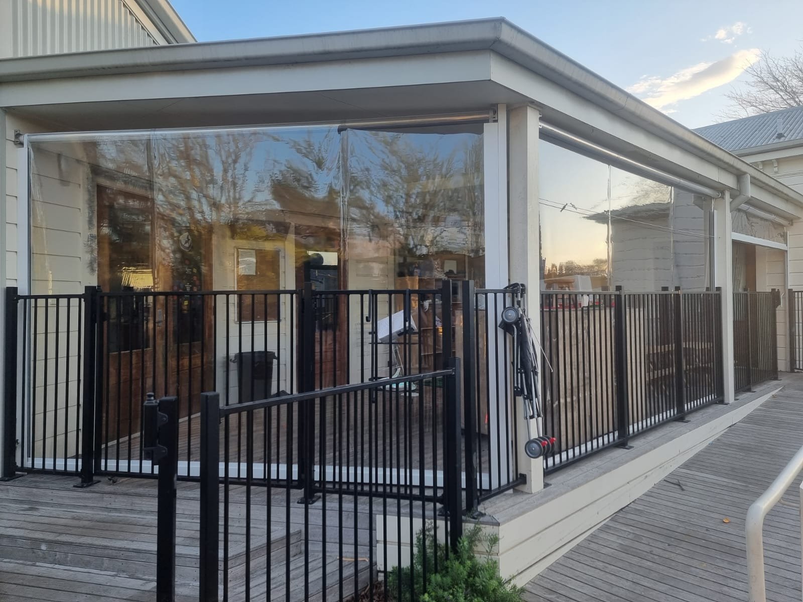 Simple Screen Crank Roller System - Easy Outdoor Blind Operation